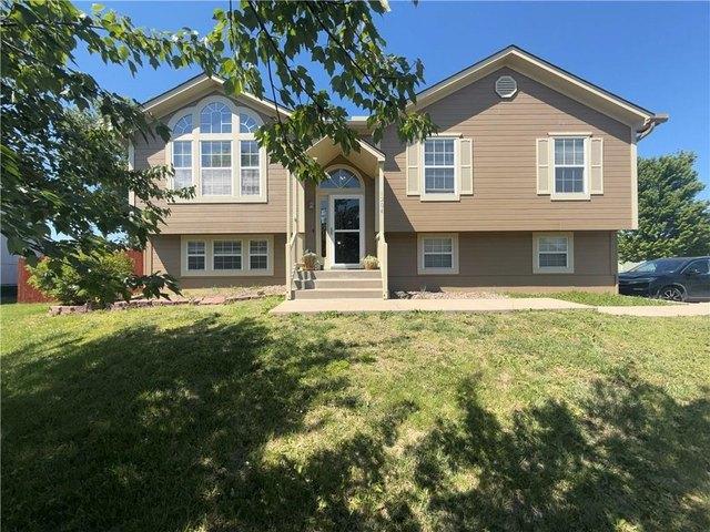 1204 Dogwood Dr, Greenwood, MO 64034