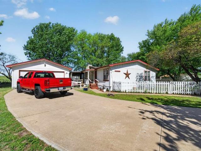 1204 E Idlewild Dr, Wichita, KS 67216