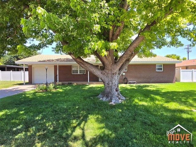 1204 Ridgewood Dr, Garden City, KS 67846