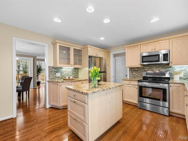 1204 S Timberview Trail
