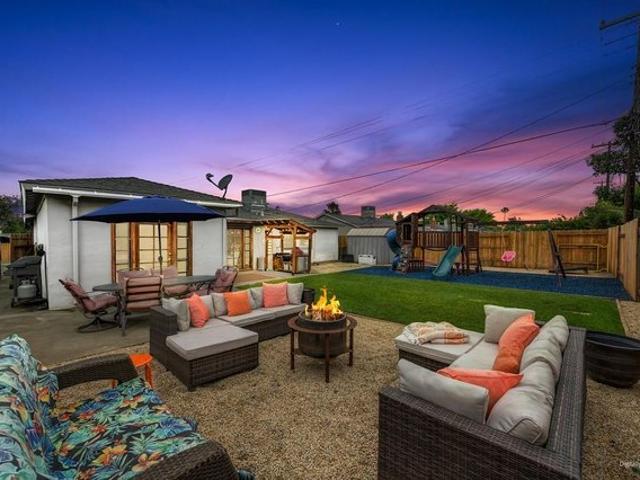 1204 Shadowglen Rd, Sacramento, CA 95864