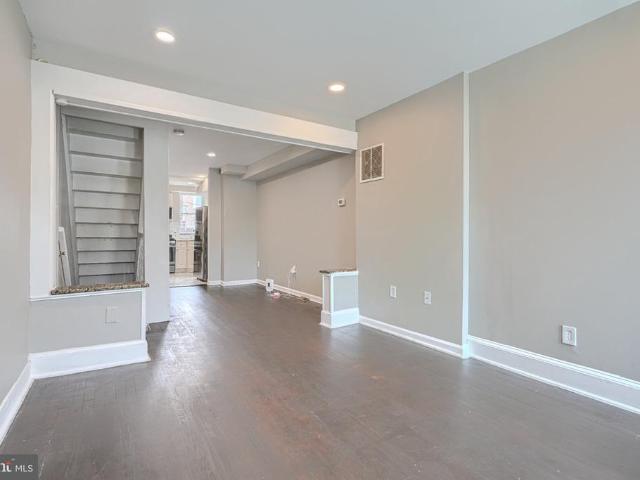 1204 W Cross Street W