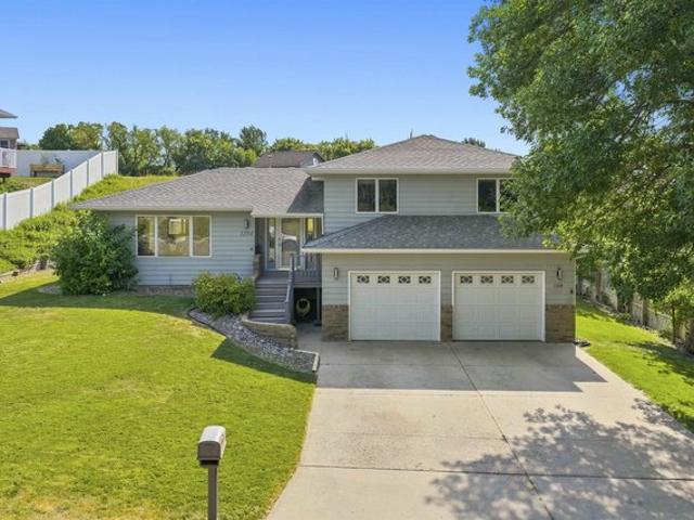 1204 6th St NE, Minot, ND 58703