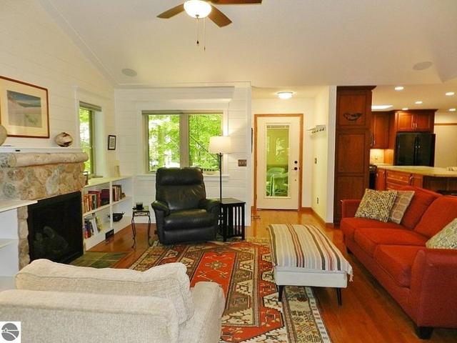 12055 S Woodwinds Cir Apt 23, Traverse City, MI 49684