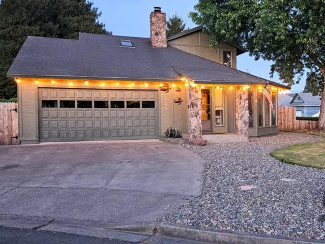 1205 NW Littlewood Ct, Roseburg, OR 97471