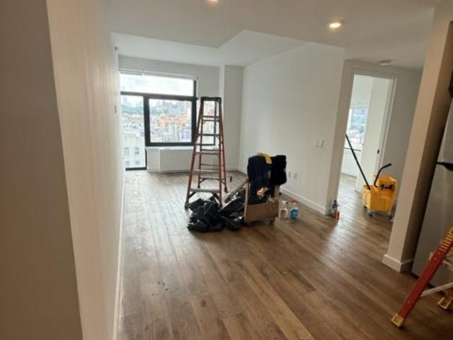 #1205 Big 1 bedroom in a full service building, no