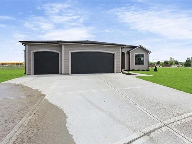 1205 Cottonwood Ct, Paola, KS 66071