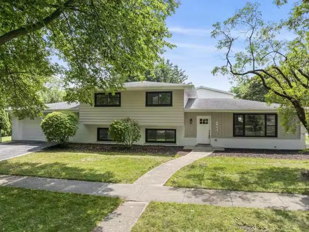 1205 E FAIRVIEW ST, ARLINGTON HEIGHTS, IL 60005 Single Family.