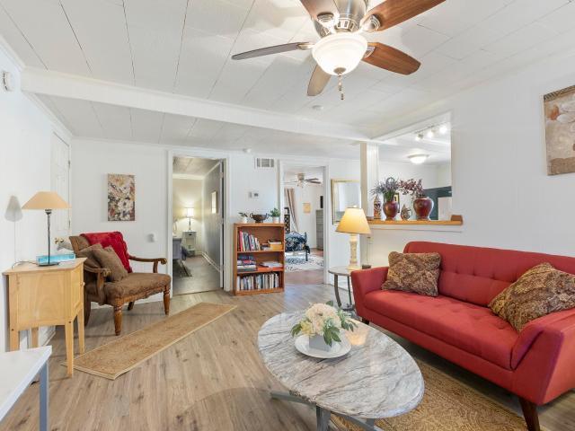 1205 Henry St