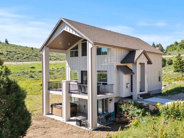 1205 Lakeview Dr, Garden City, UT 84028