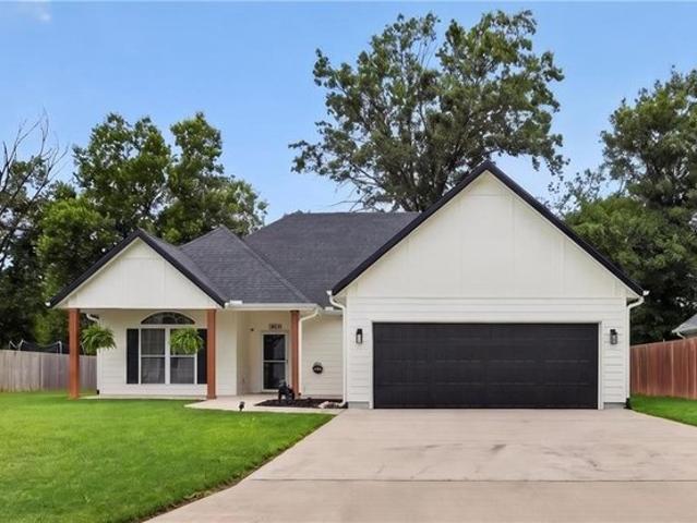 1205 Lakewood Dr, Pittsburg, KS 66762