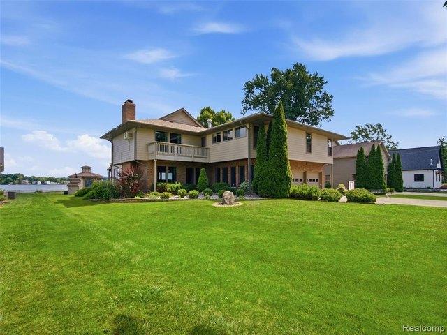 12067 Torrey Rd, Fenton, MI 48430