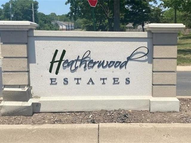 1206 Cottonwood Ct, Paola, KS 66071