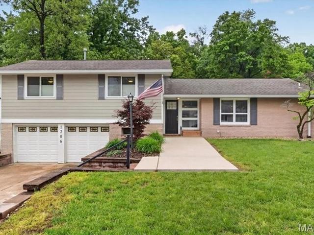 1206 Fairview Dr, Ellisville, MO 63011