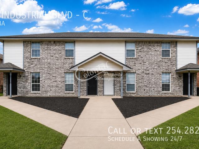 1206 INDUSTRIAL BLVD, 2 beds, 1 full and 1 half bath