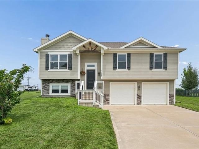 1206 Viola St, Smithville, MO 64089