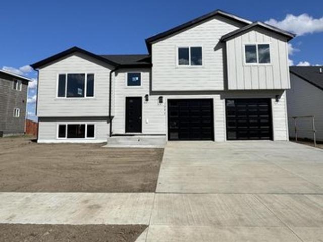 1206 9th St SW, Watford City, ND 58854