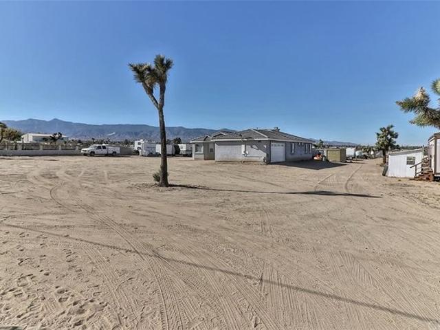 12072 Pacific Rd, Phelan, CA 92371