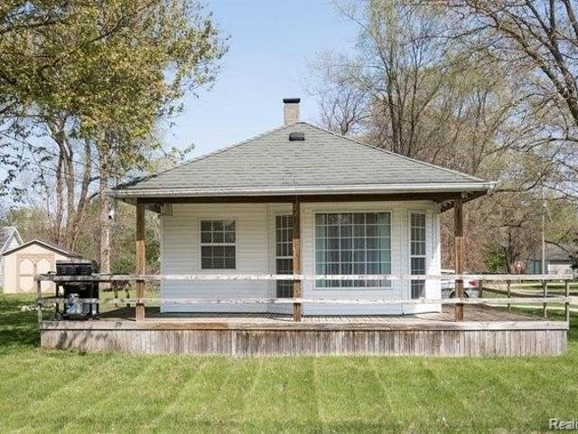 1207 Kettering St, Burton, MI 48509