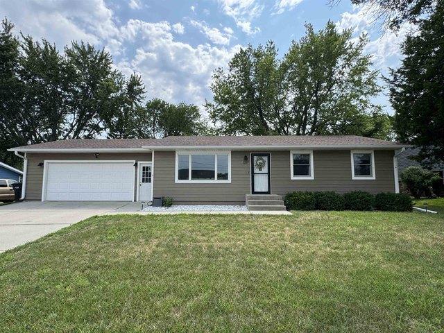 1207 W 11th St, Yankton, SD 57078