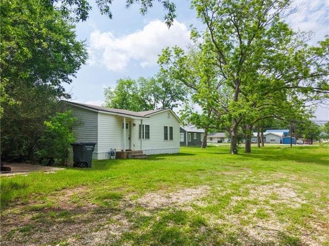 1207 W 6th St, Caldwell, TX 77836