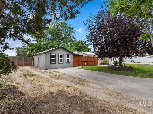 1207 W Willow Ave