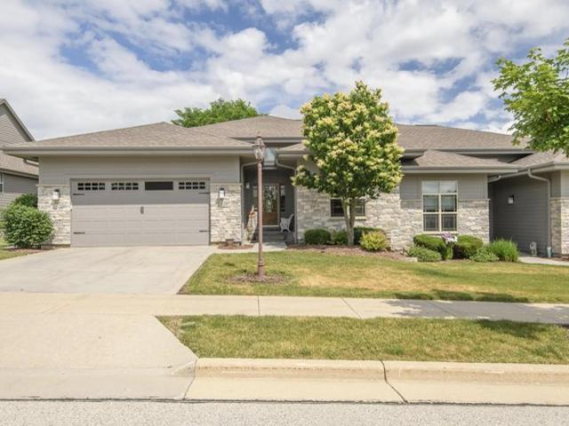 1207 Woodland Hills Dr, Waukesha, WI 53188