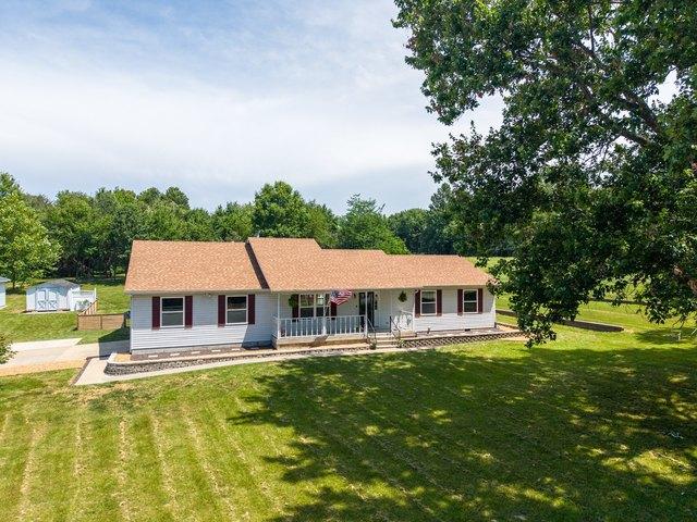 12084 E Hutchison Rd, Mount Vernon, IL 62864