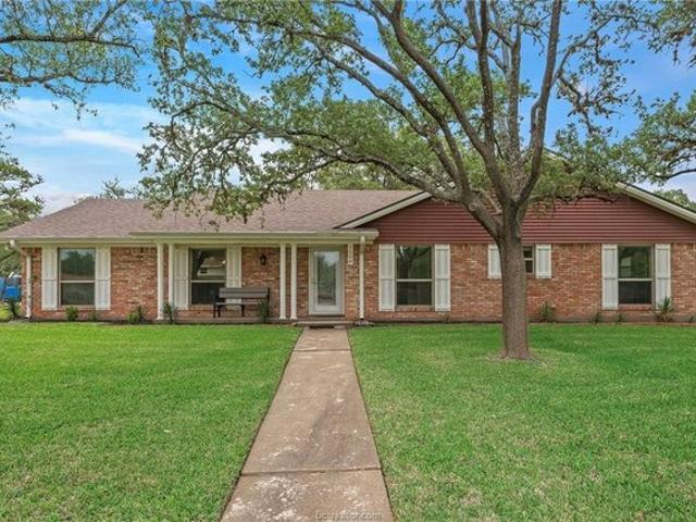 1208 Broadmoor Dr, Bryan, TX 77802