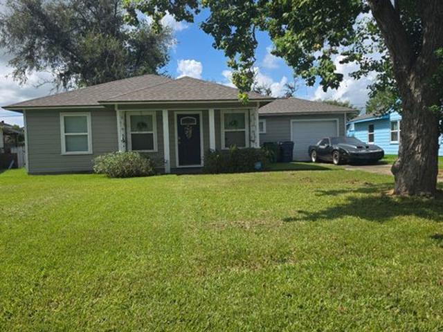 1208 Chevy Chase Dr, Angleton, TX 77515