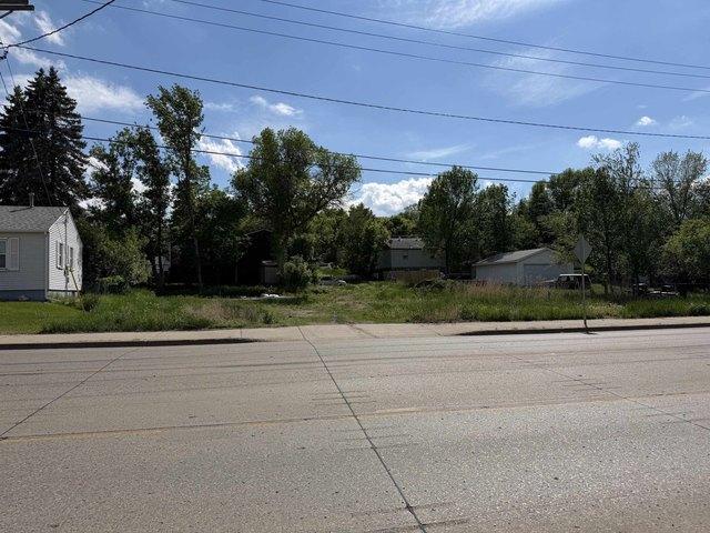 1208 Valley St, Minot, ND 58701