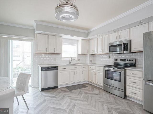 1208 W Oregon Avenue