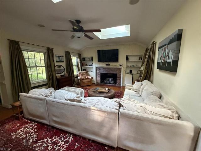 1208 York LN
