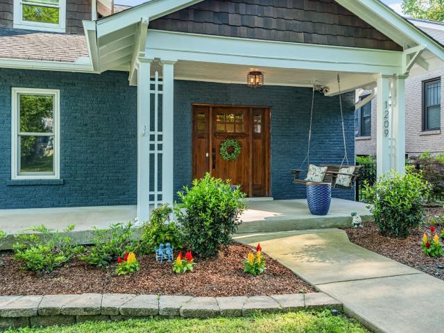 1209 Ashwood Ave