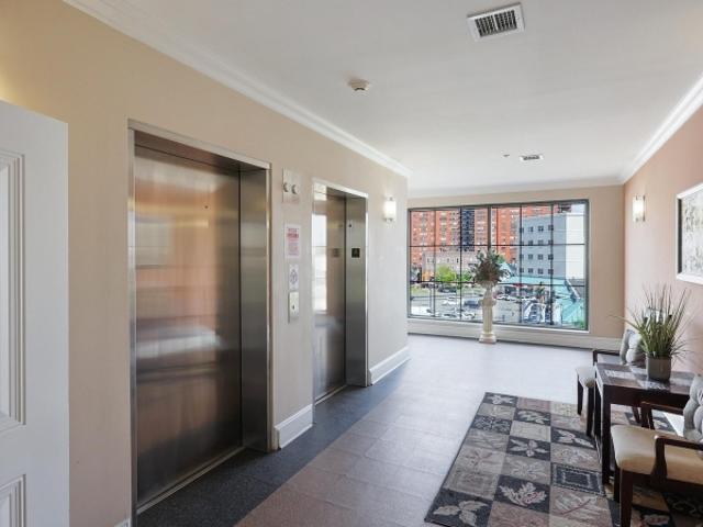 1209 Summit Ave # 405