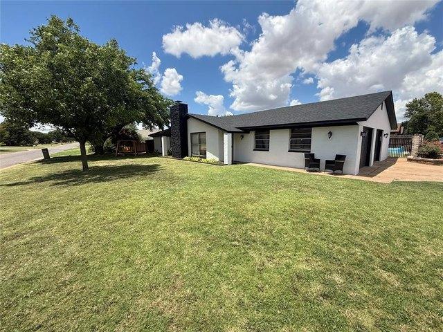 1209 S Trail Dr, Altus, OK 73521