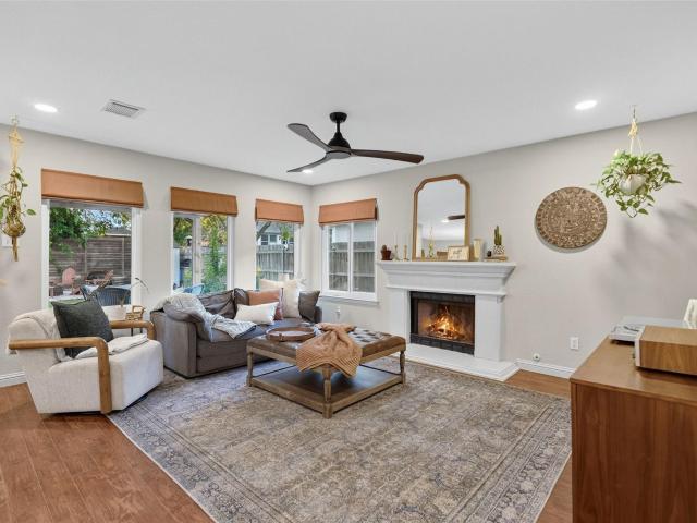 1209 Tetbury Ln