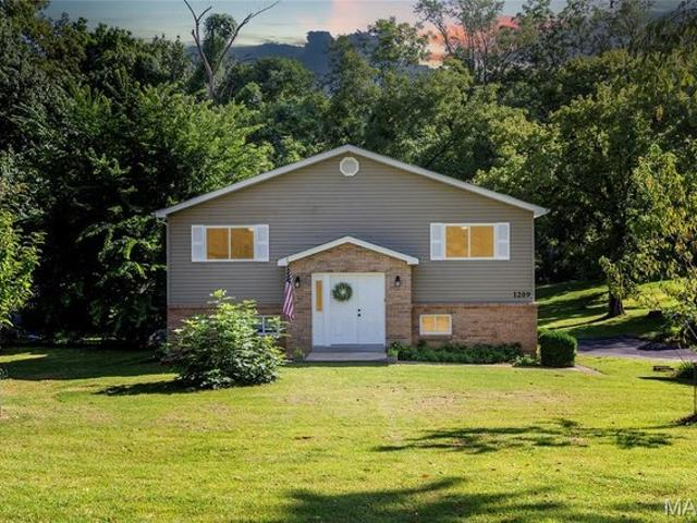 1209 Woodcrest Ln, Hazelwood, MO 63042