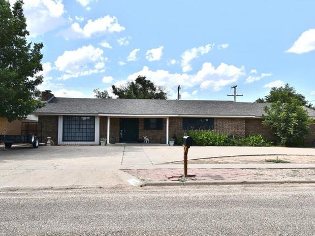 1209 8th St, Shallowater, TX 79363