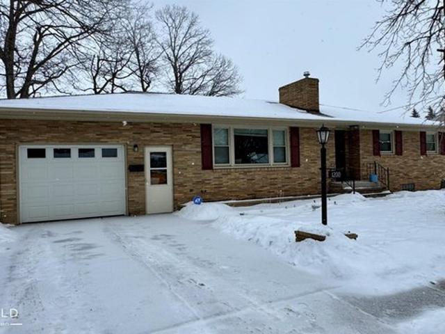 1200 N Dewey St, Owosso, MI 48867