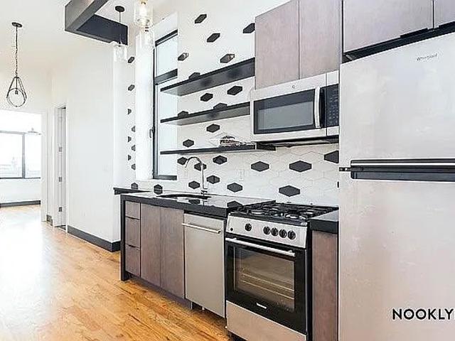 $1200 BUSHWICK ROOM AVAILABLE