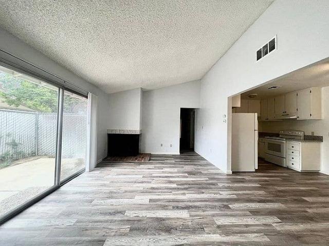 1200 Sq ft 2Br/Patios / Fireplace