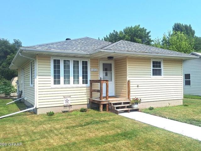 1201 Mountain Ave, Walhalla, ND 58282