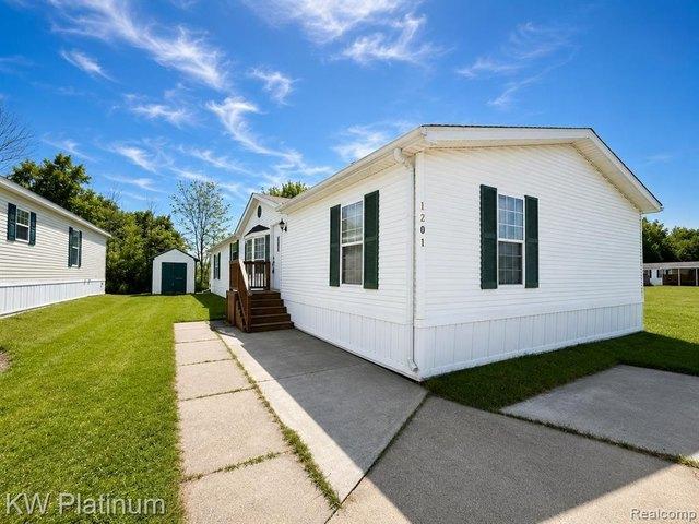 1201 Orchard Ln, Columbus Township, MI 48063
