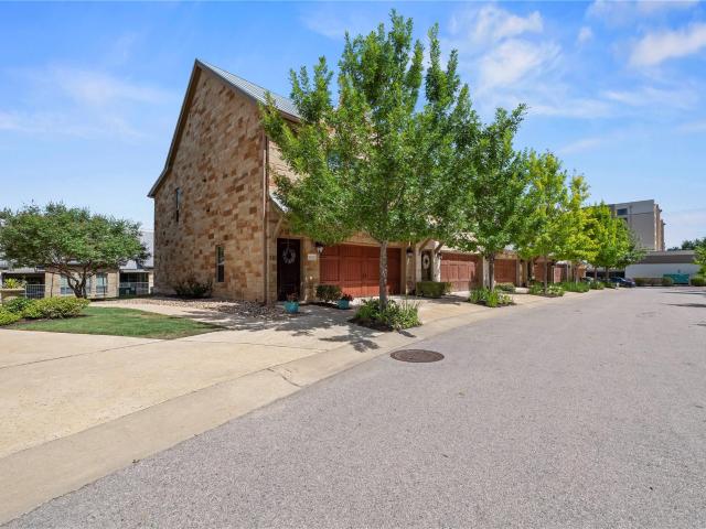 1201 Highknoll Ln