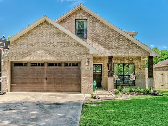 1201 West Dr, Port Neches, TX 77651