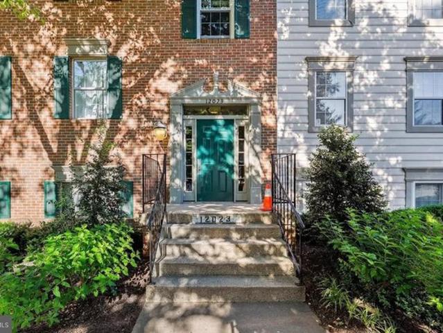 12023 Golf Ridge Ct Apt 202, Fairfax, VA 22033