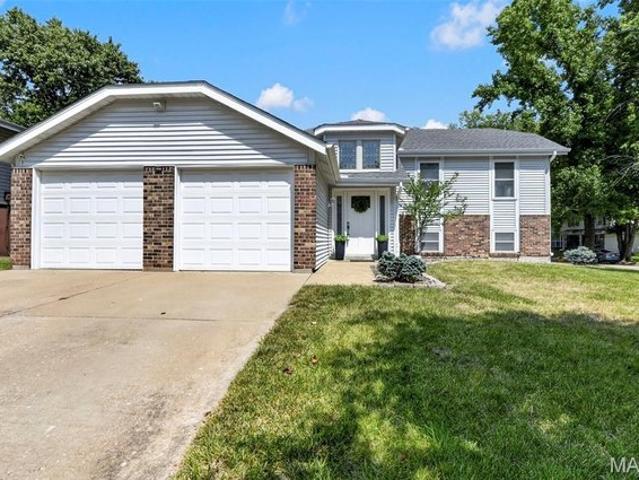 12021 Cedar Lake Ct, Maryland Heights, MO 63043