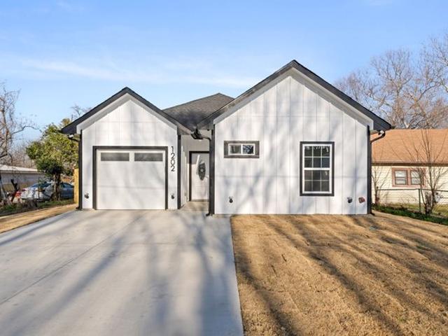 1202 N Breckenridge St, Ennis, TX 75119