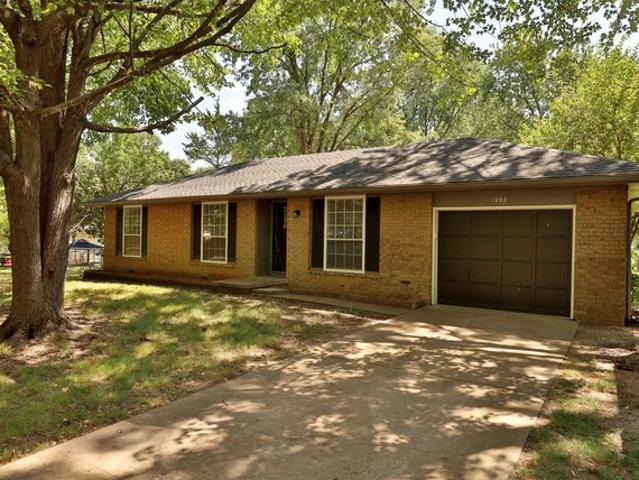 1202 E Wildwood St, Republic, MO 65738